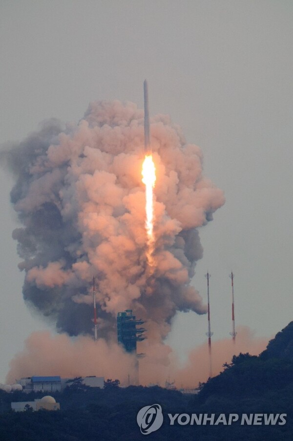 누리호 18분여 정상비행…목표고도 위성 8기 모두 분리 성공